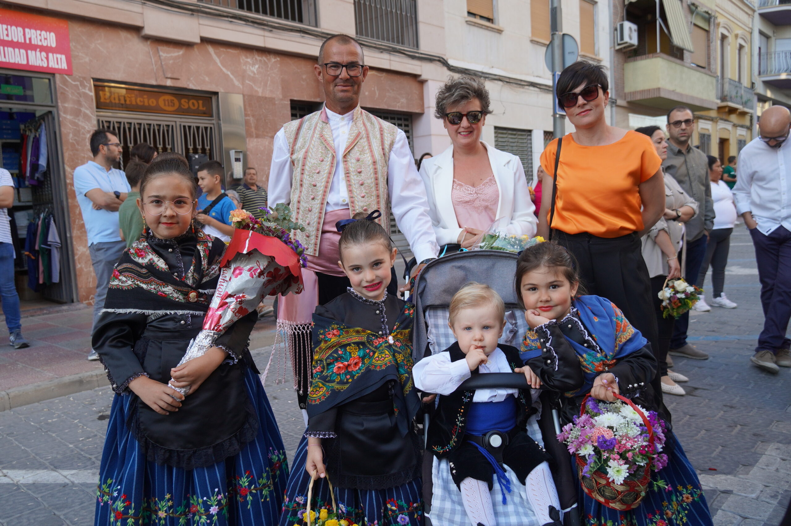 La Ofrenda al Cristo destaca por la participación de decenas de niños y ...